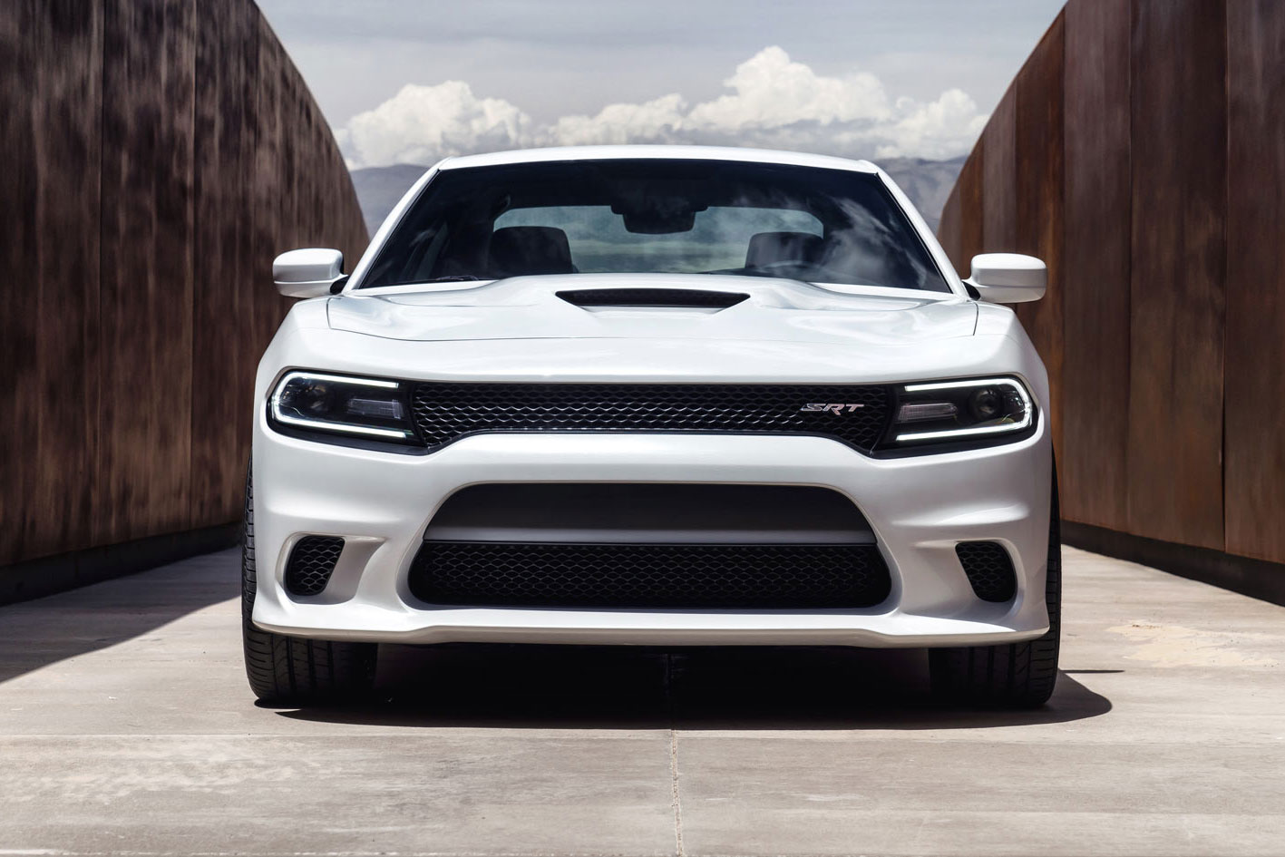 Dodge Charger SRT Hellcat vs. Nissan GT-R
