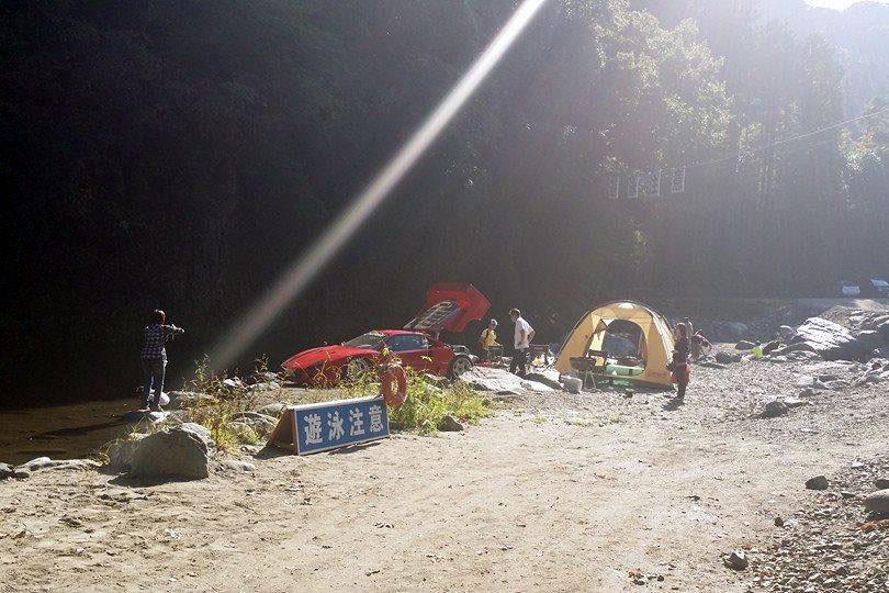 Ferrari F40: Mit dem Klassiker zum Camping