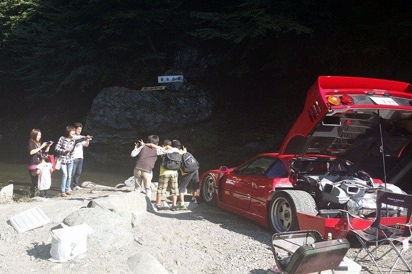 Ferrari F40: Mit dem Klassiker zum Camping