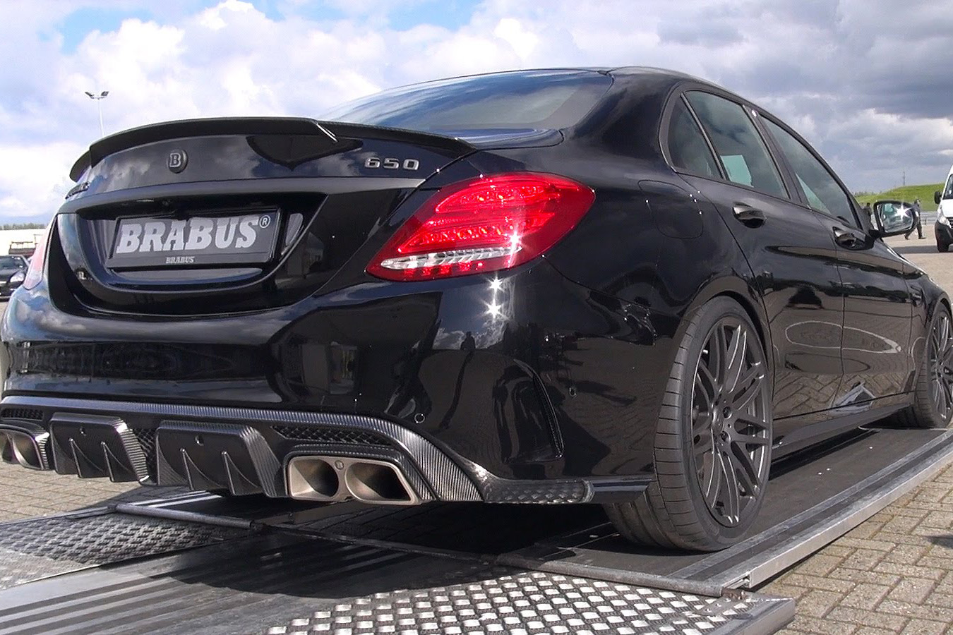 Video: Brabus C63 650